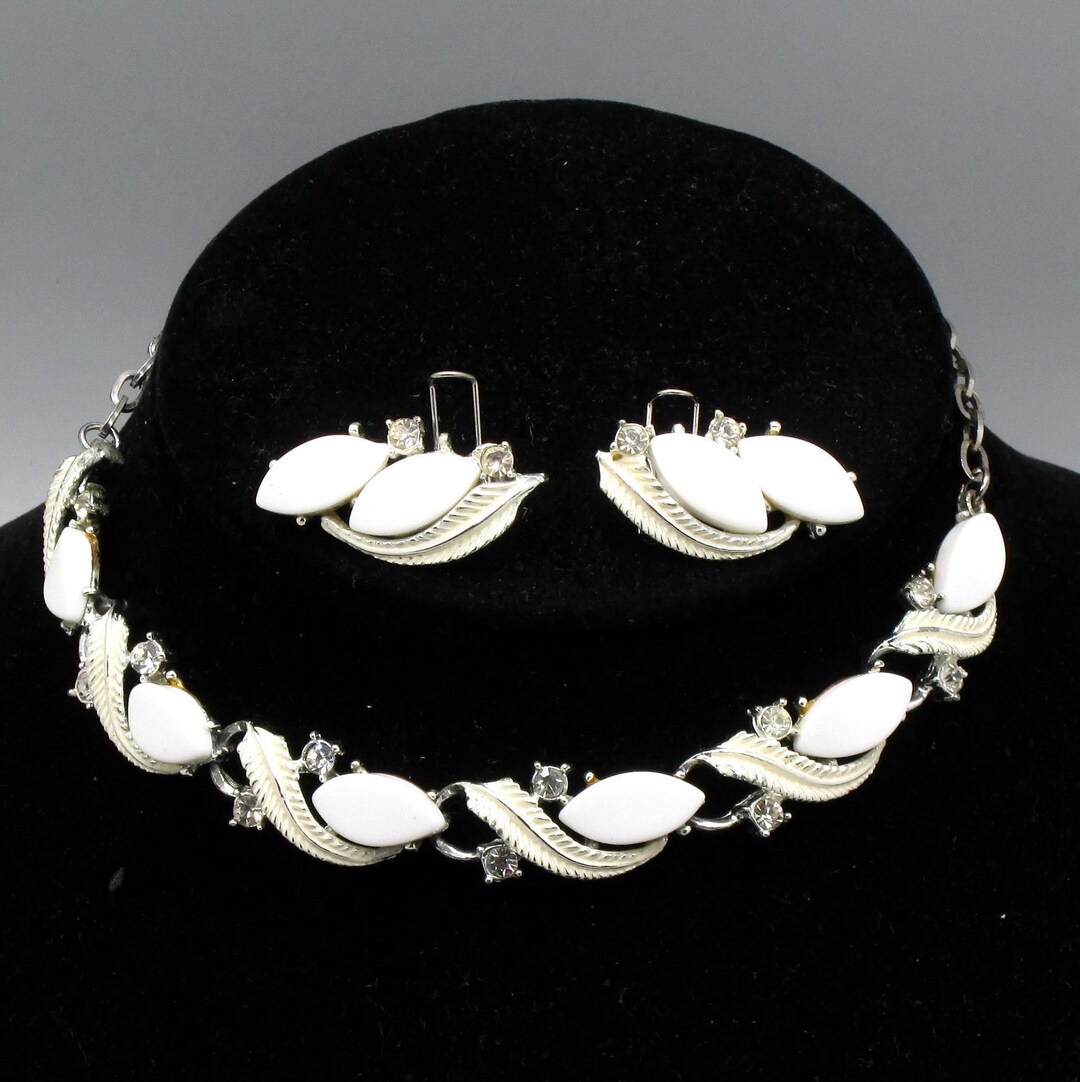 White Thermoset, Enamel Necklace Set Vintage 1950s Jewelry. - Etsy