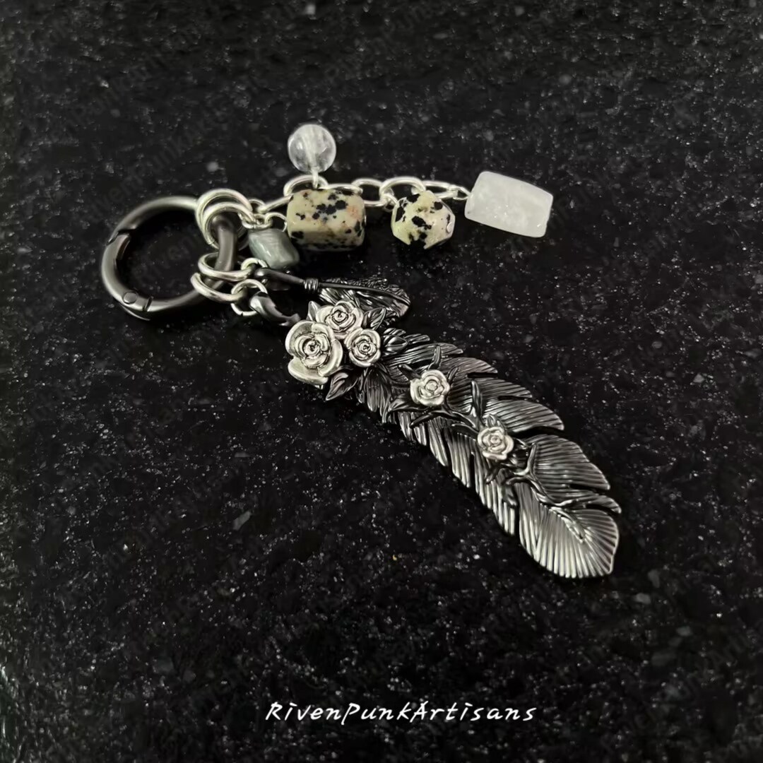 Llavero gótico con pluma de cuervo, colgante de piedra natural grunge ...