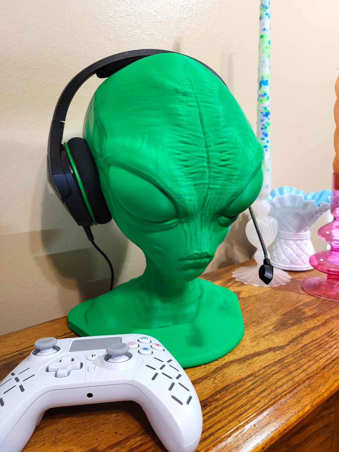 Alien Head Headphone Stand - Fantasy Headset Holder - Gaming ...
