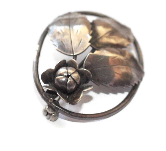 Sterling Floral Pin with Three Leaves Open Oval Frame… - Gem