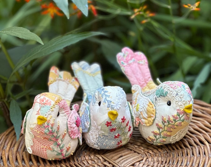 Little Birdie Shelf Tuck/ Fabric Bird spring/summer Decor Vintage Quilt ...