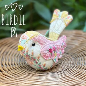 Little Birdie Shelf Tuck/ Fabric Bird spring/summer Decor Vintage Quilt ...