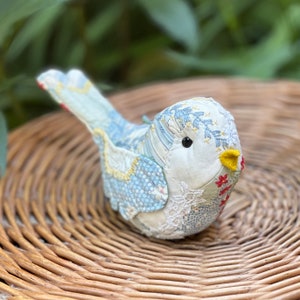 Little Birdie Shelf Tuck/ Fabric Bird spring/summer Decor Vintage Quilt ...