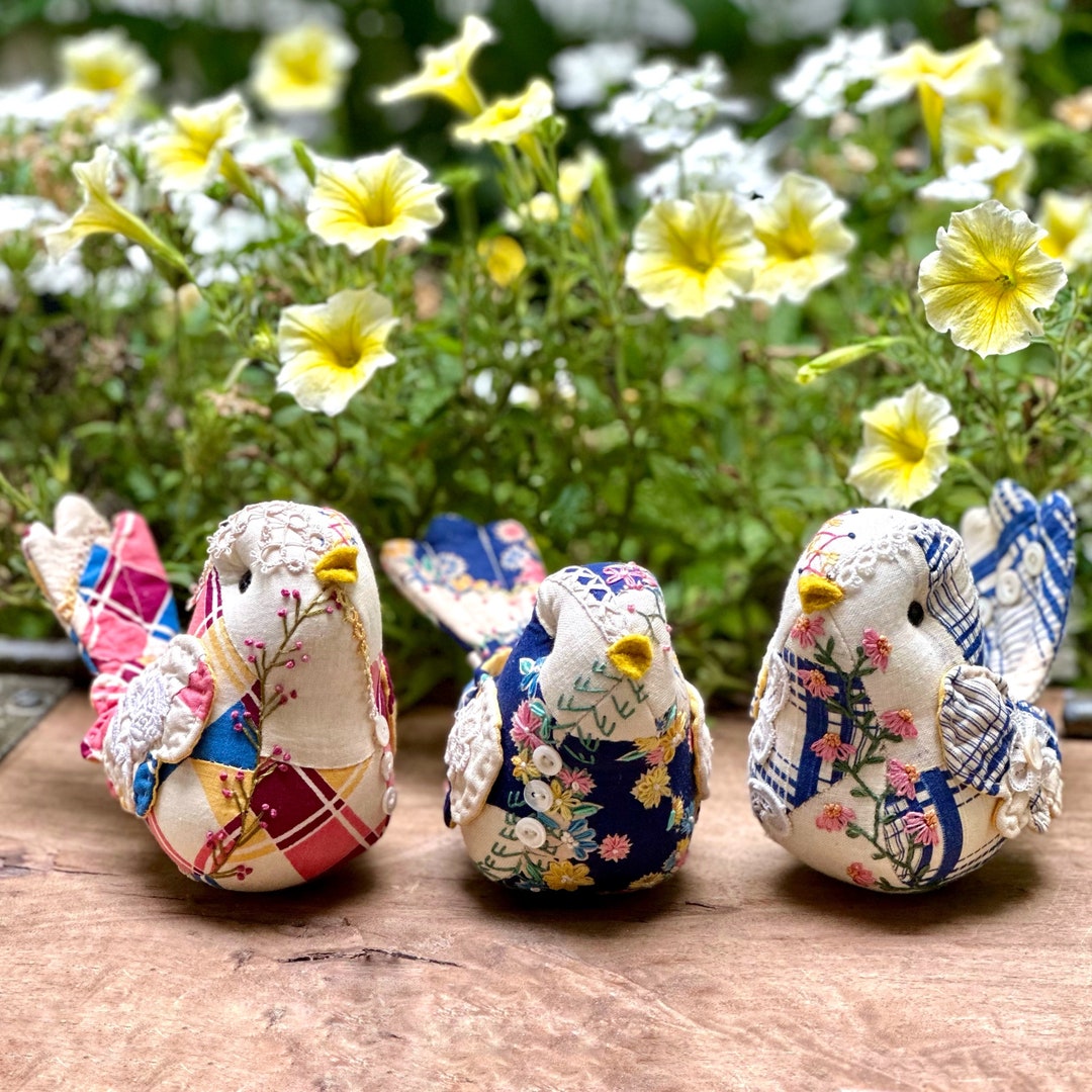 Little Birdie Shelf Tuck/ Fabric Bird spring/summer Decor Vintage Quilt ...