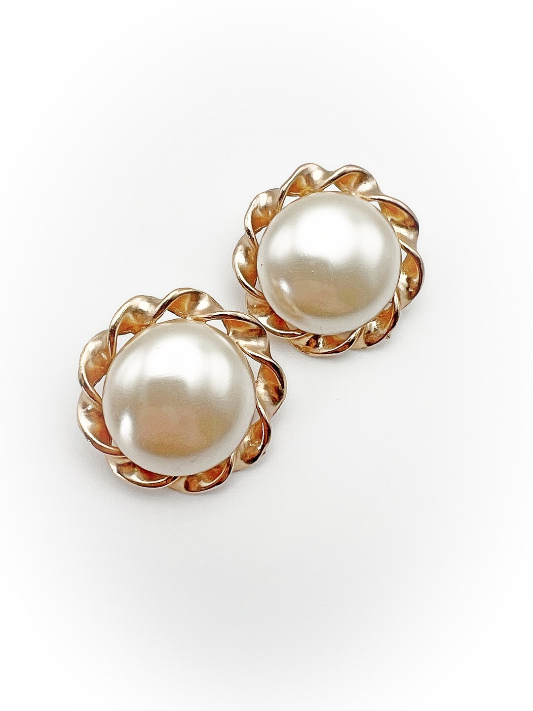 Vintage 1980s Large Faux Pearl Disc in Twisted Gold Tone Metal Border ...