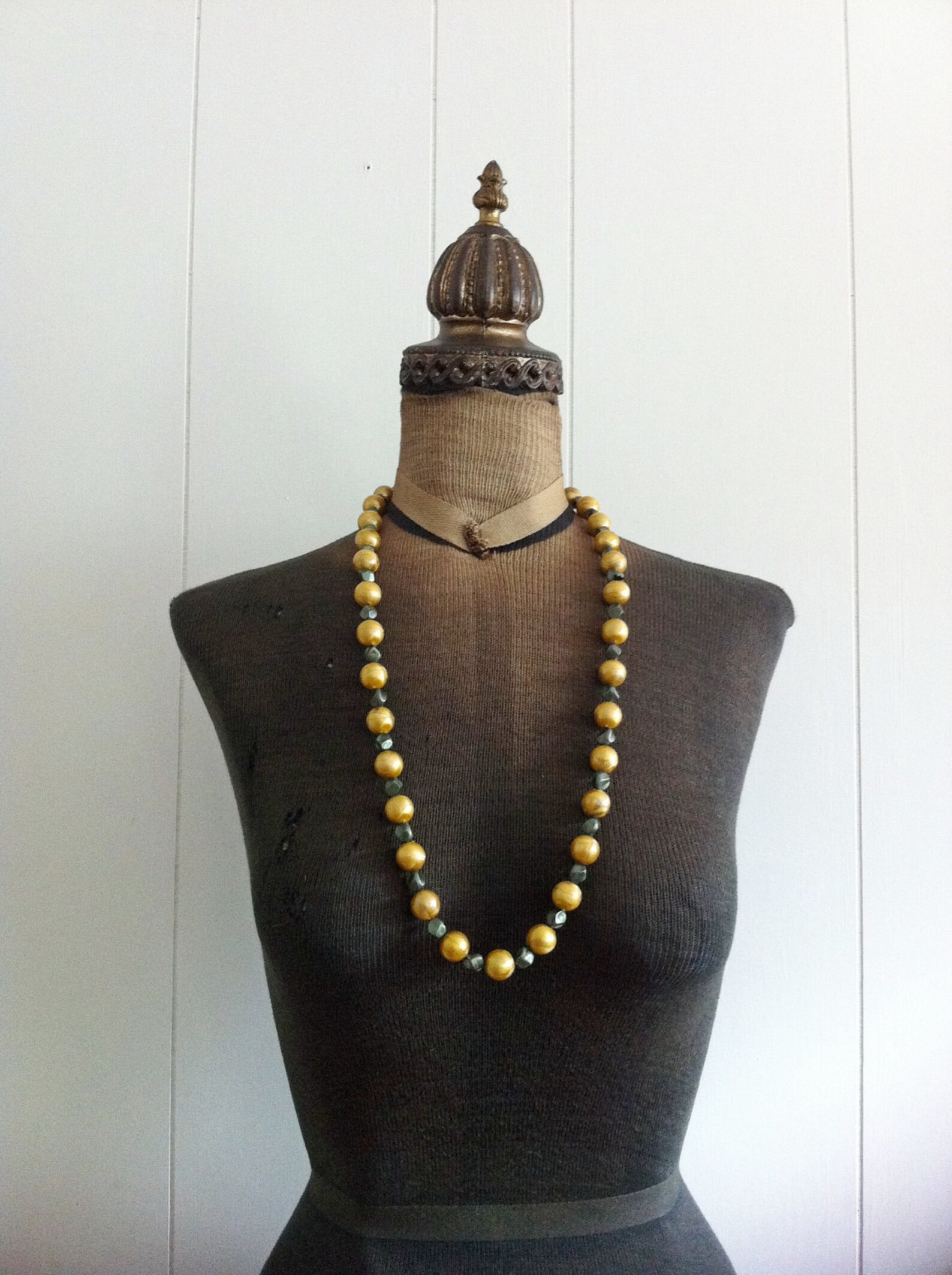 Vintage Green and Gold Plastic Necklace - Etsy