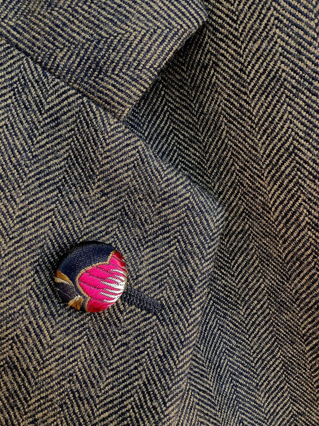 Red Gold Black Men Lapel Pins Men Silk Button Lapel Pins Custom Red ...