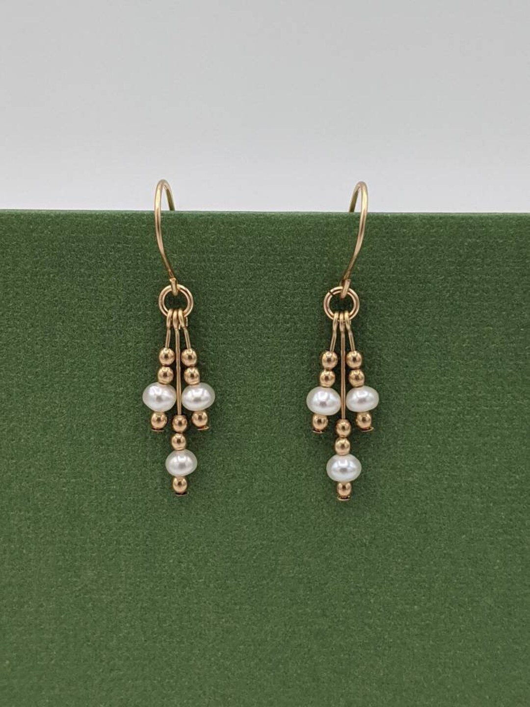 Goldgefüllte Perlenohrringe, kleine baumelnde Ohrringe, zierliche ...