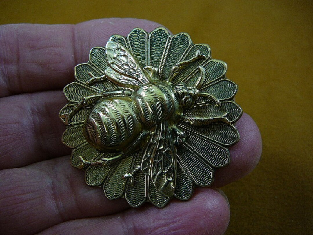 Large Striped Bee Bumble Bees Insect Bug on Round Daisy Flower Design ...
