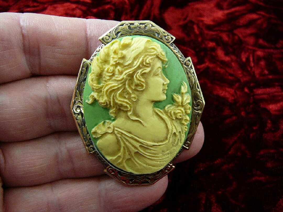 Green+ Ivory Noble Lady With Flowers Flower in Her Hair Shoulder Oval ...