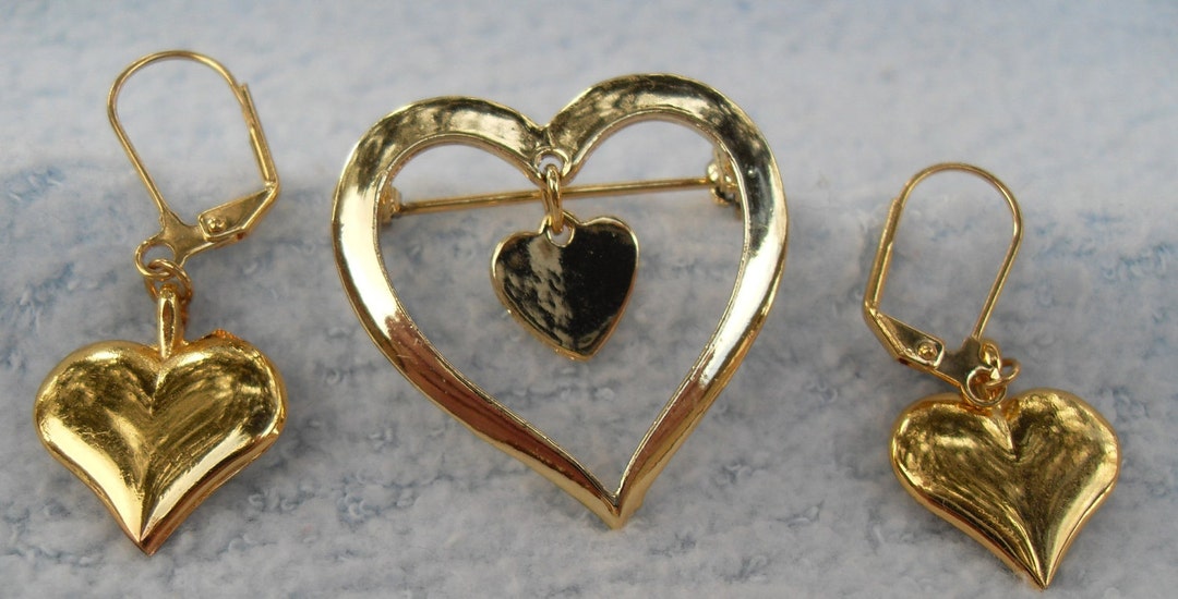 LIVRAISON GRATUITE Hearts Set Gold Colored Brooch avec Danglng Heart et ...
