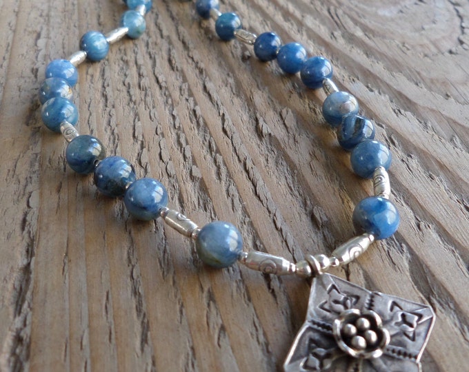 Natural Smooth Beautiful Blue Kyanite Gemstone Necklace With Fine ...