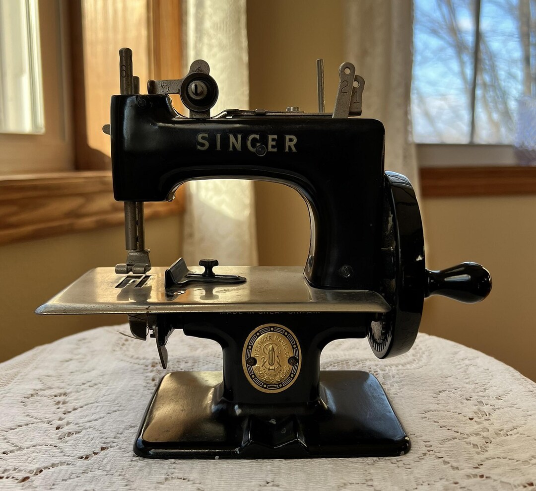 Darling Vintage Black Sew Handy / Sewhandy Singer Miniature / Child's ...