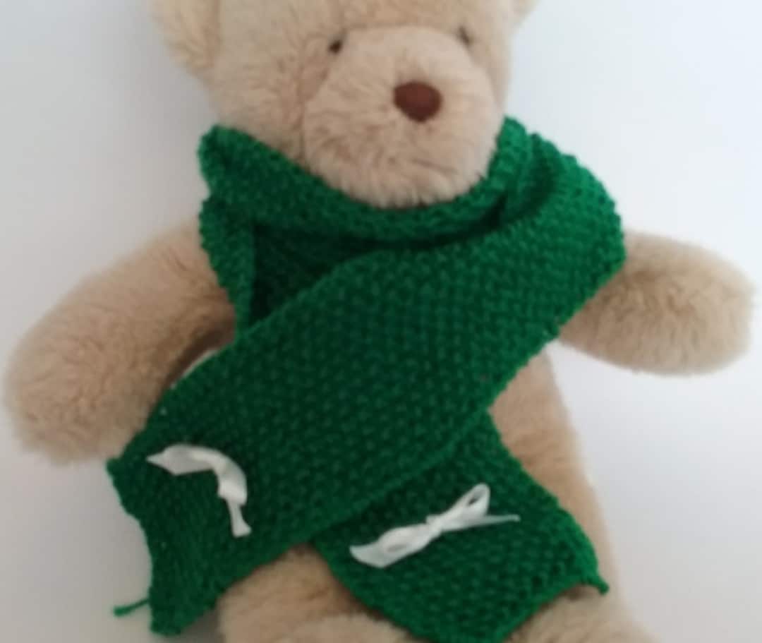Ropa de oso de peluche, bufanda verde tejida a mano con adornos de lazo ...