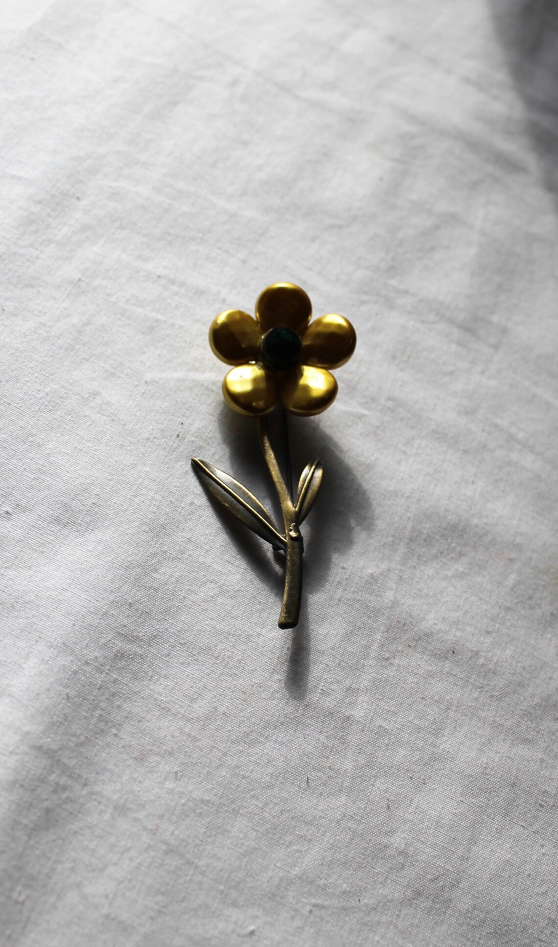 Vintage Daisy Brooch - Etsy