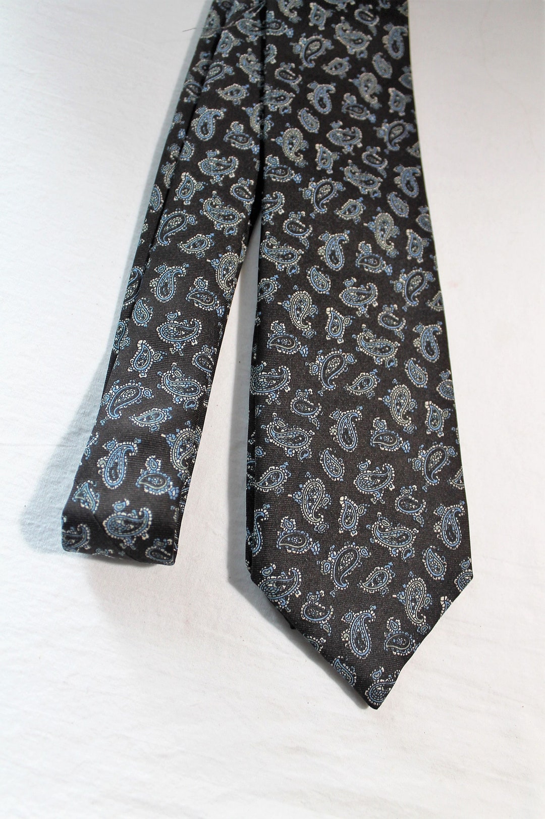 Vintage AUSTIN MANOR 3 X 56 Inch Polyester Necktie, Black With Blue ...