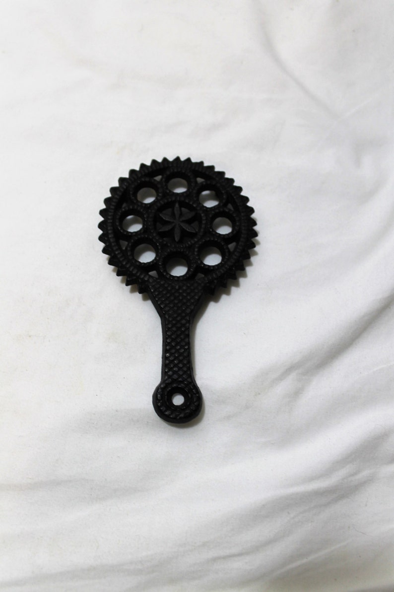 Vintage WILTON Small Cast Iron Star & Circle Trivet - Etsy