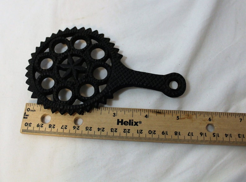 Vintage ART SMITHY Small Cast Iron Star & Circle Trivet - Etsy