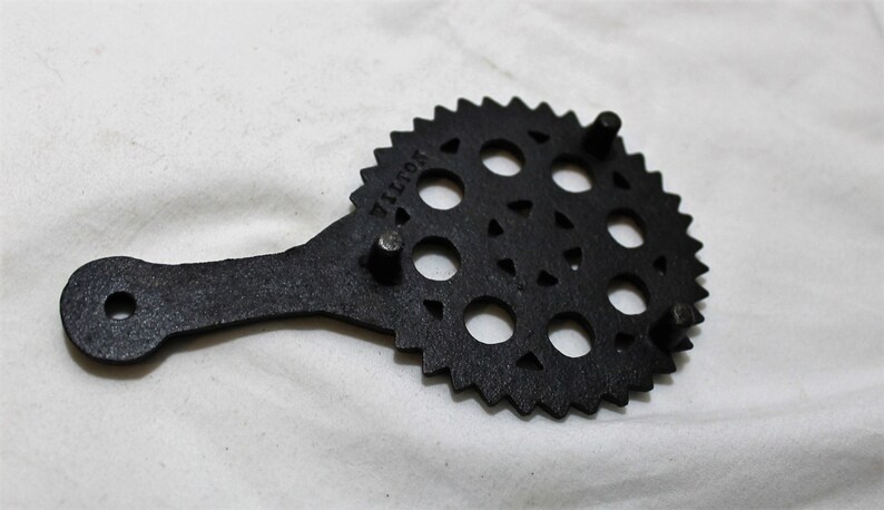 Vintage WILTON Small Cast Iron Star & Circle Trivet - Etsy