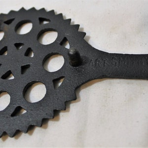 Vintage ART SMITHY Small Cast Iron Star & Circle Trivet - Etsy