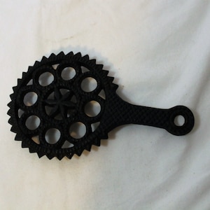 Vintage ART SMITHY Small Cast Iron Star & Circle Trivet - Etsy