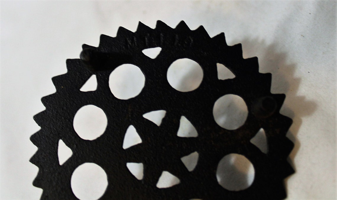 Vintage ART SMITHY Small Cast Iron Star & Circle Trivet - Etsy