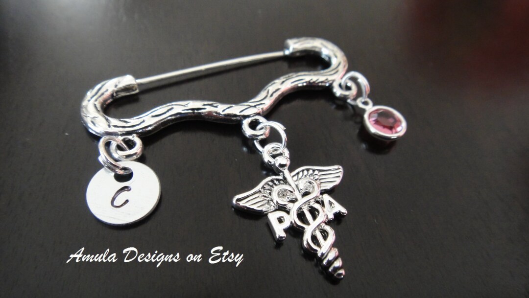 PA médico asistente médico caduceo estampado a mano letra inicial ...