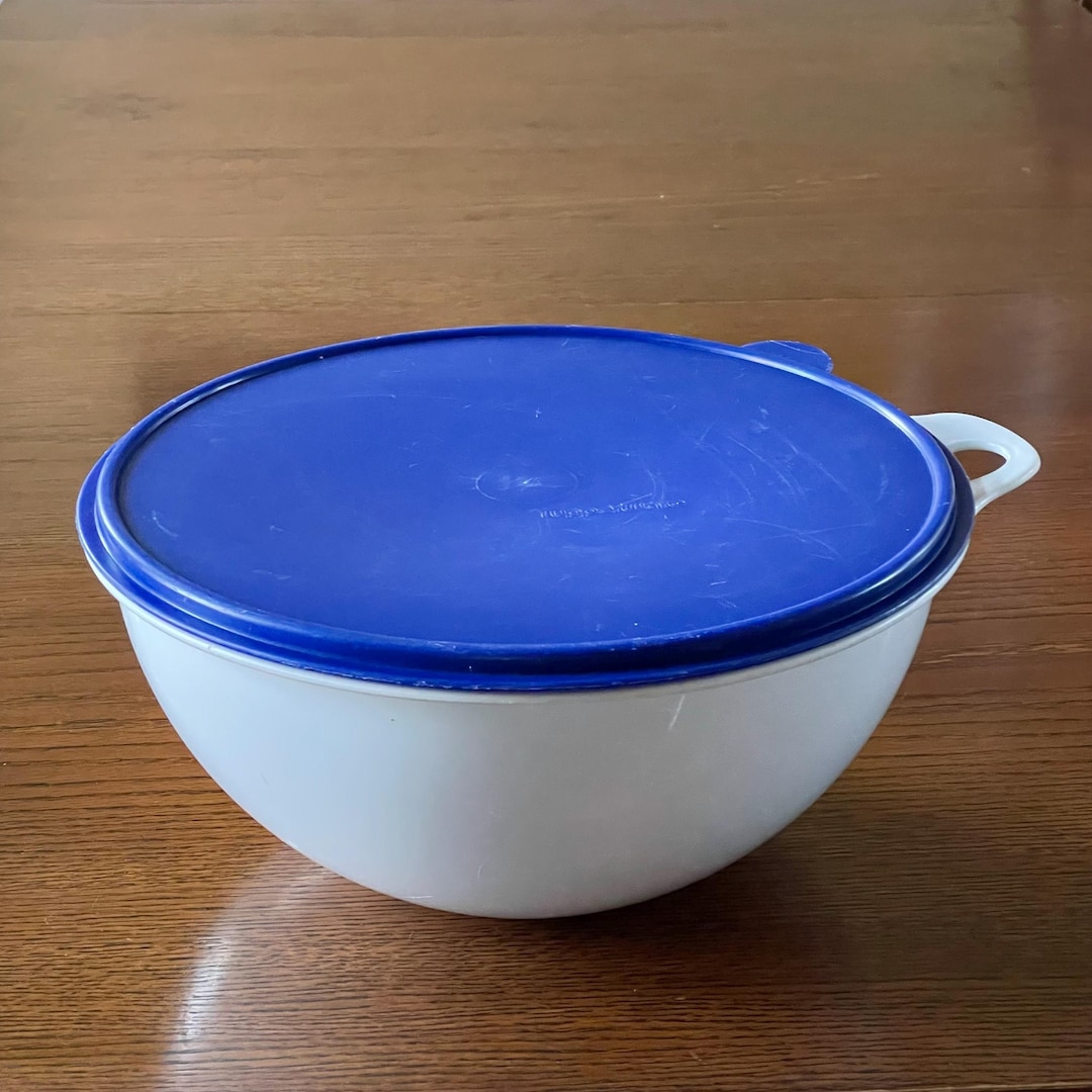 Tupperware Thatsa Bowl With Dark Blue Seal 32 Cup Capacity Large Mixing ...