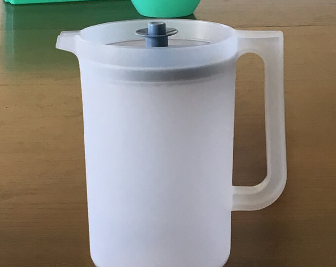 Clear 2 Quart Tupperware Pitcher Blue Air Tight Seal Lemonade Tea Juice ...