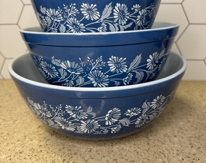 Set of 2 Vintage Colonial Mist Blue Pyrex Mixing Bowls With White ...