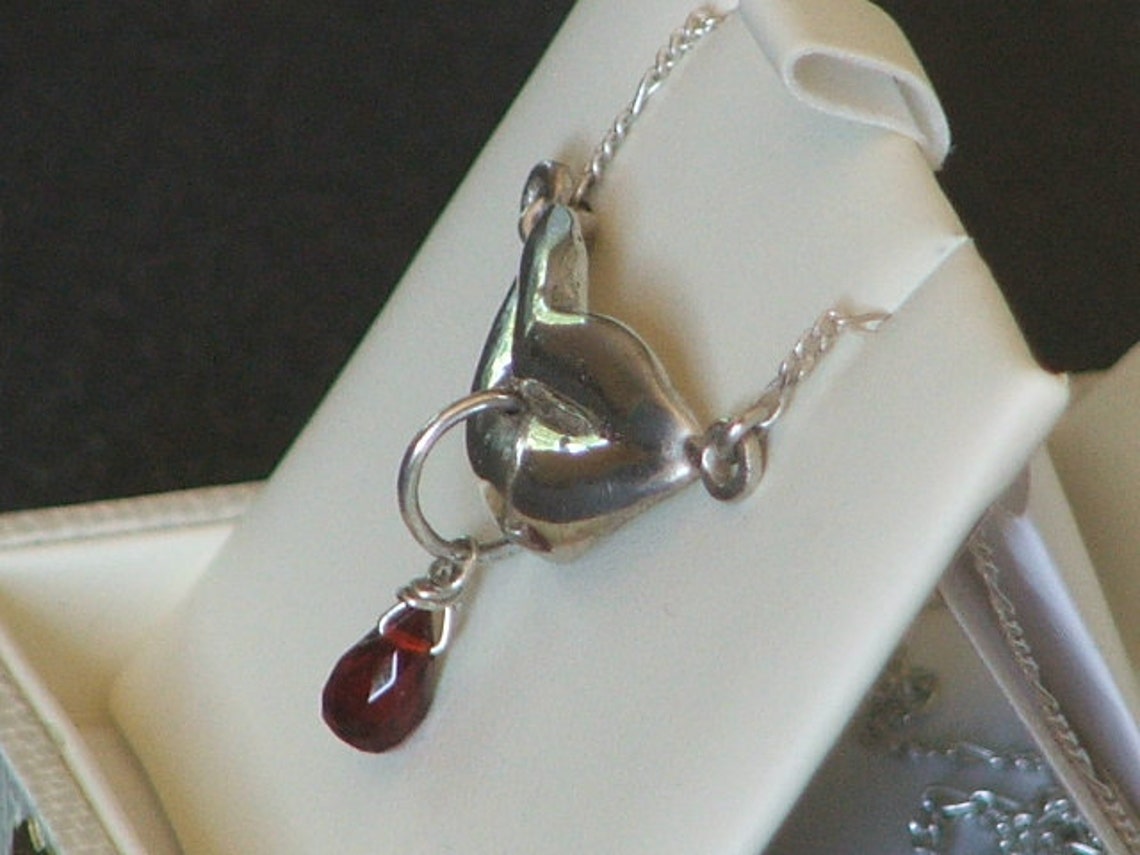 FIRST TASTE: Sterling Silver Kissing Lips With Red Jade Drop Necklace ...