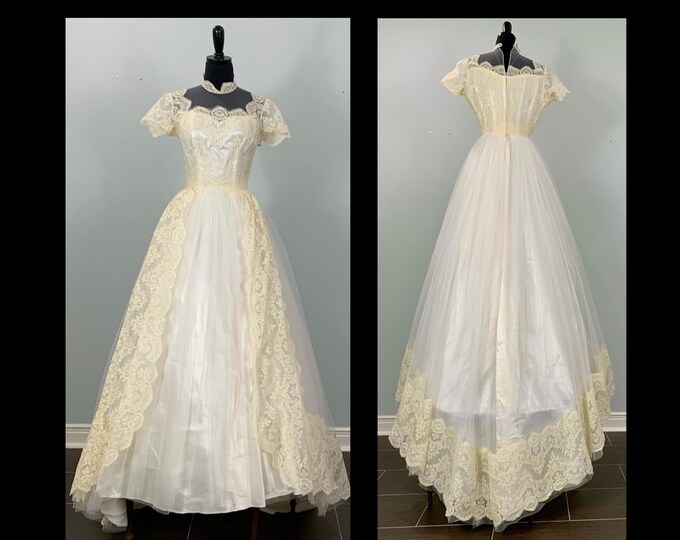 1950s A Fink Original Candlelight Short Sleeve Lace Wedding Gown With ...