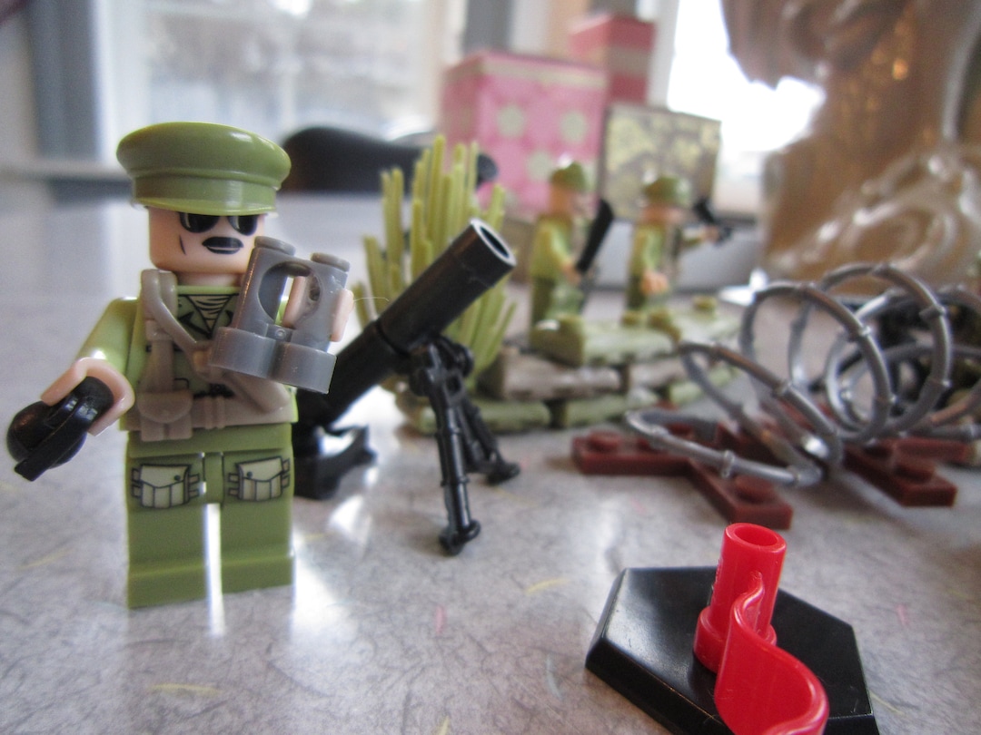 Lego Military Service Men & Misc Weaponry Tactical Box, Bob Wire, Etc ...