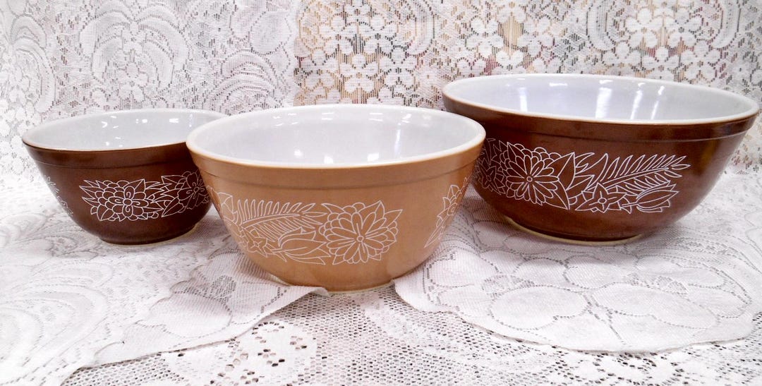Set of Three Vintage Printed Glass, Pyrex Woodland Pattern Mixing Bowls ...