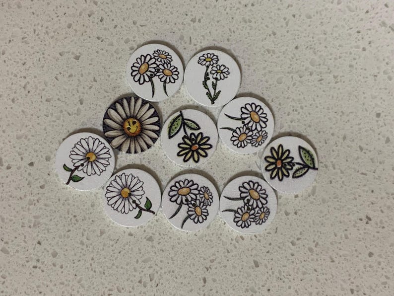 BUTTONS // New Wooden Circle White DAISY Buttons // Crafting // Sewing ...