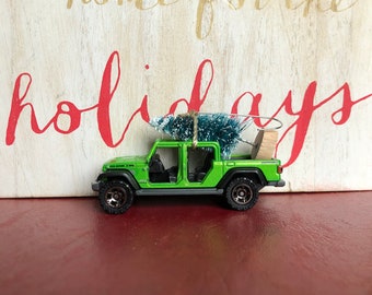Jeep Gladiator Truck Carrying Christmas Tree, Green Jeep Gladiator ...
