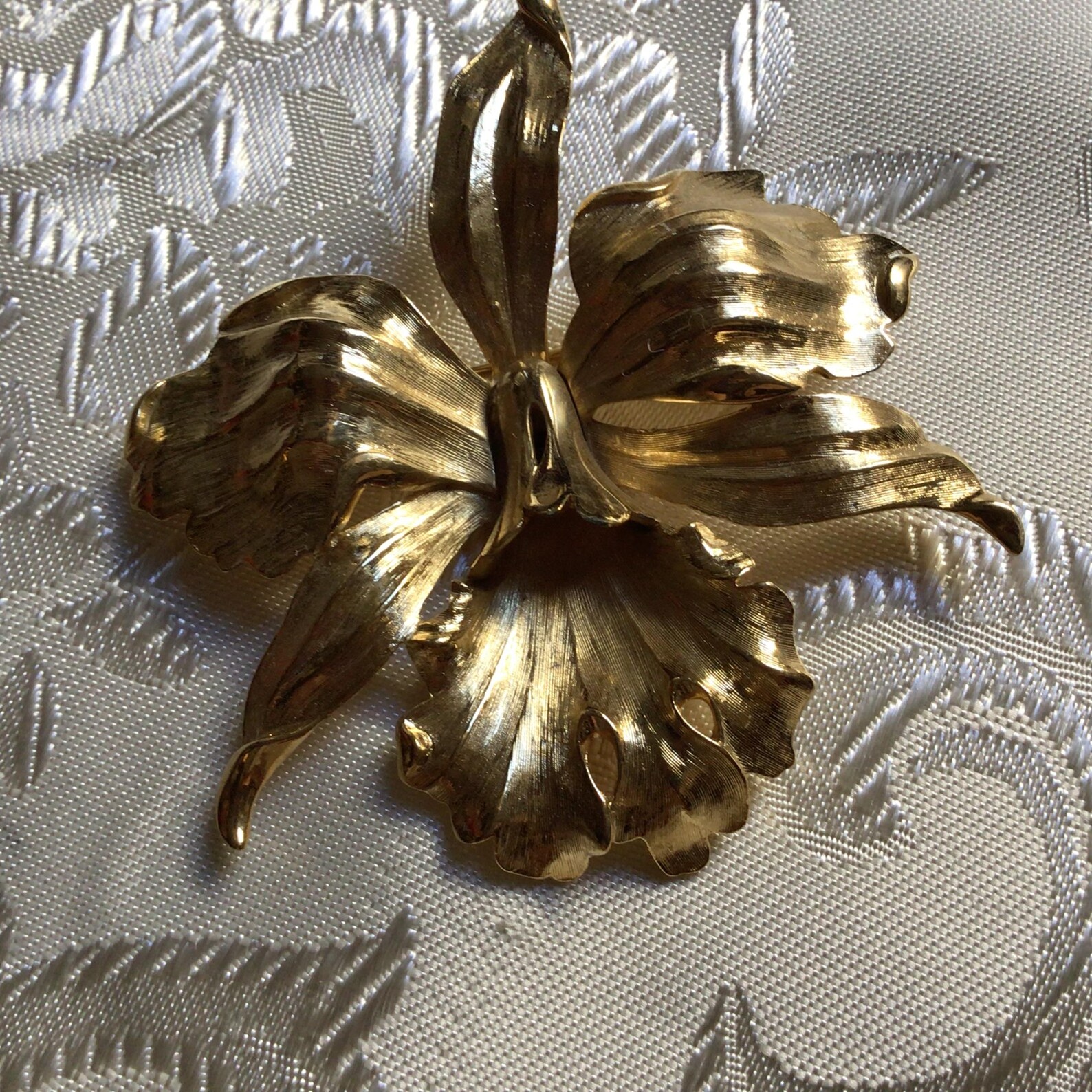 Vintage Signed TRIFARI T Gold Tone Big Orchid Flower Brooch/pin - Etsy