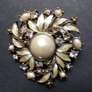 Vintage Monet White Enamel Pearl Sparkly Rhinestones Wreath Brooch - Etsy