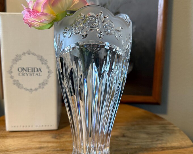 Vintage Oneida "southern Garden" Crystal Flower Vase With a Frosted ...