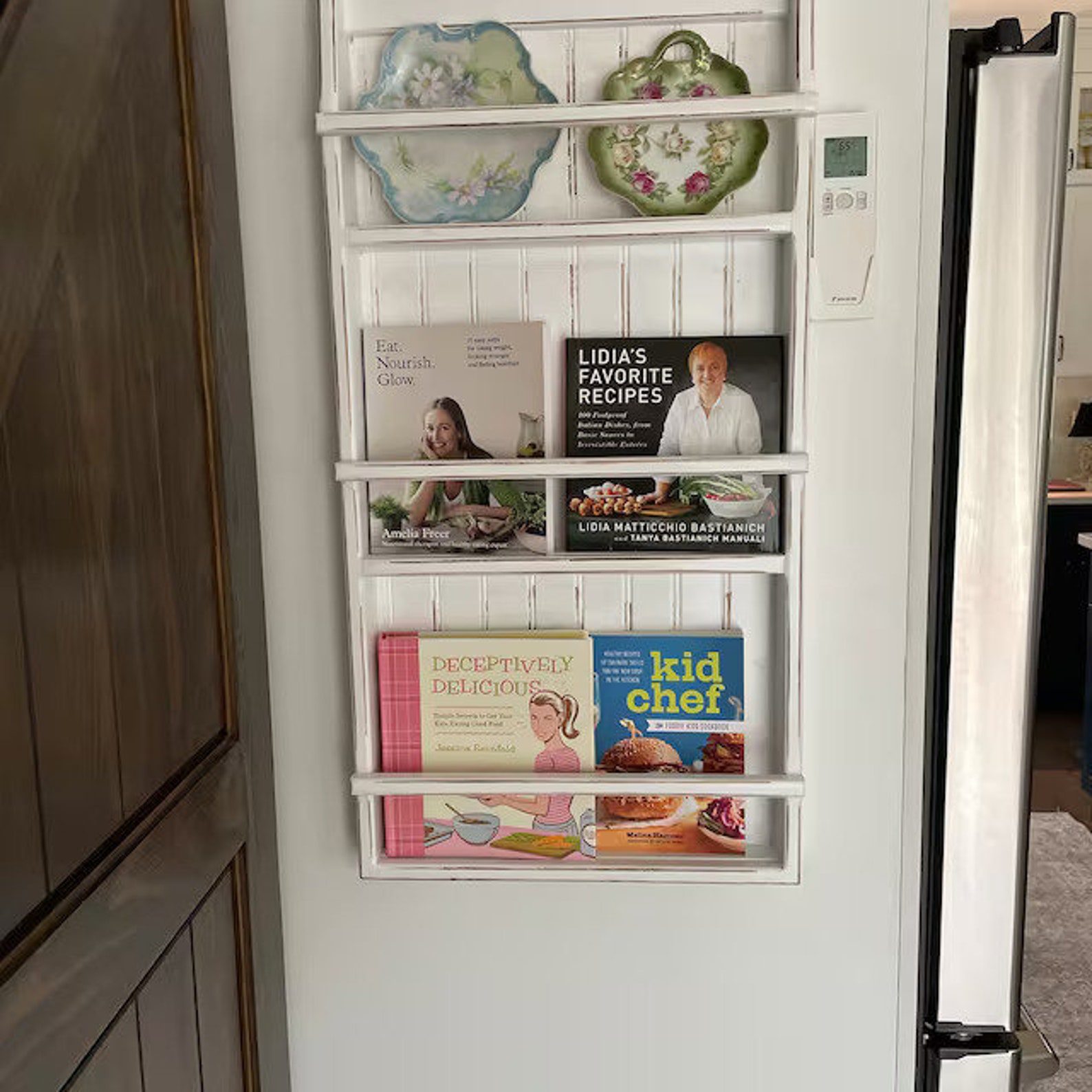 Kitchen Cutting Board Display Shelf: Wall Plate Rack, Cookbook Holder ...