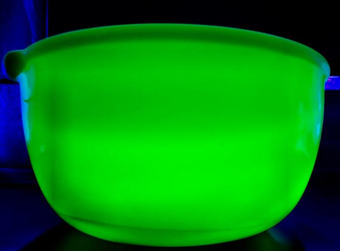 Vintage 10-inch Jadeite-style Uranium Glass Mixing Bowl Glows Under UV ...