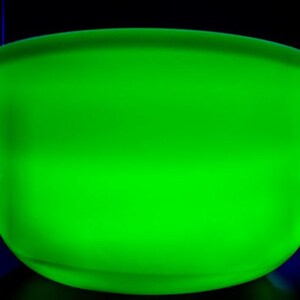 Vintage 10-inch Jadeite-style Uranium Glass Mixing Bowl Glows Under UV ...