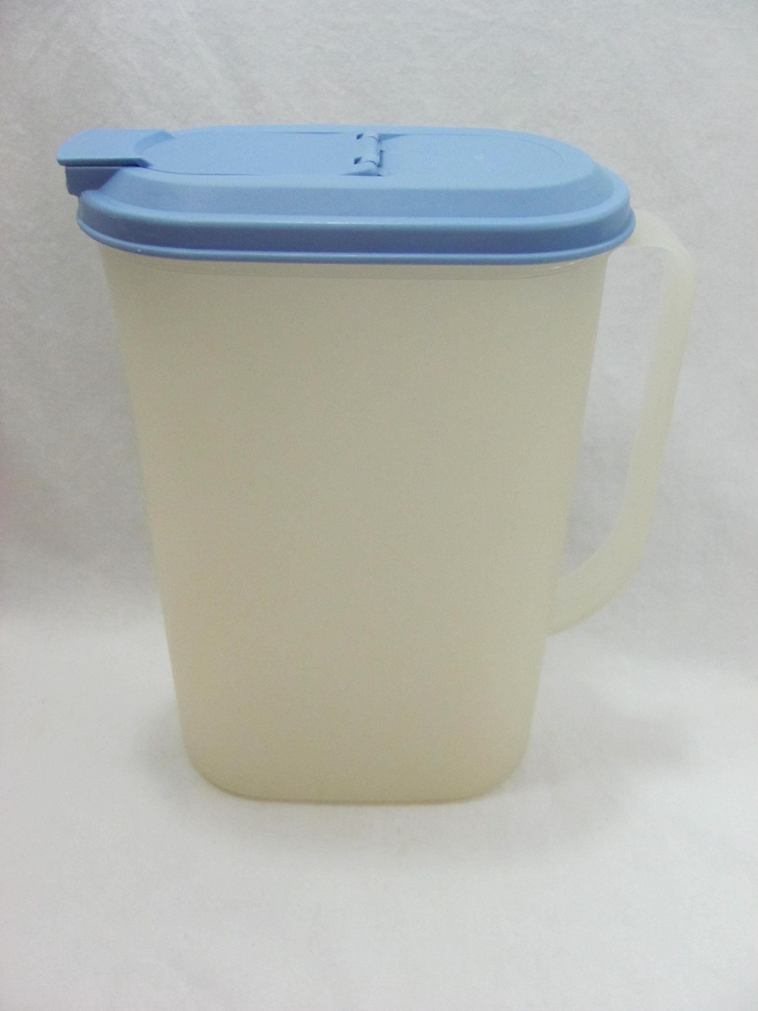 Vintage Tupperware Slim Line 2 QT Refrigerator Jug Pitcher 2009 With ...
