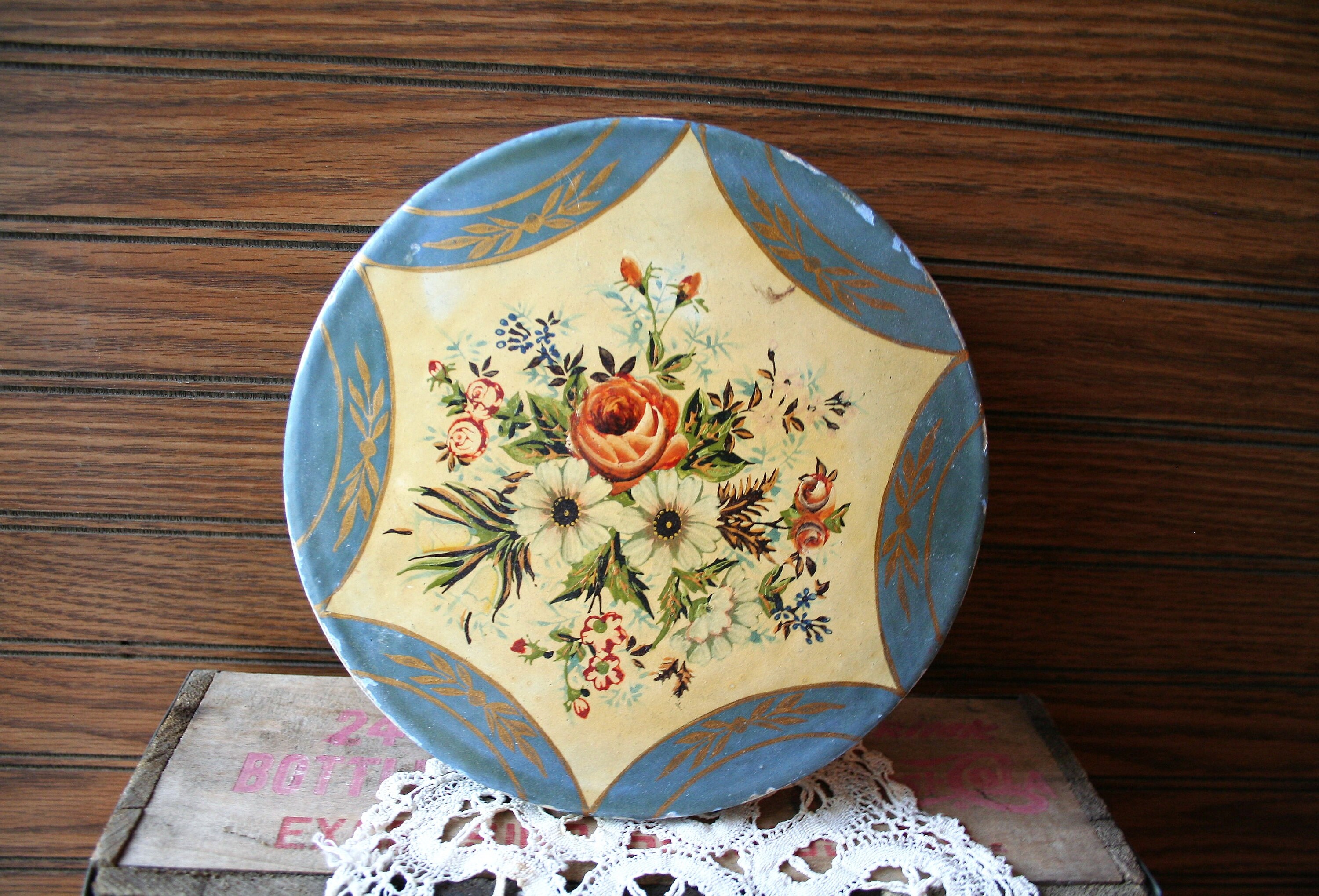 Gorgeous Vintage Chippy Round Floral Box / Shabby Chic / | Etsy