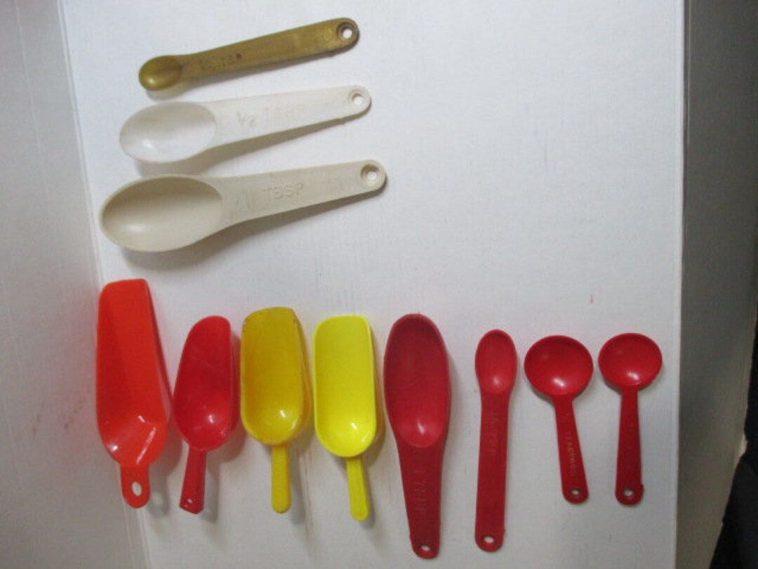 Lot of 11 Vintage Plastic Miniature Measuring SCOOPS Spoons Mid Century ...