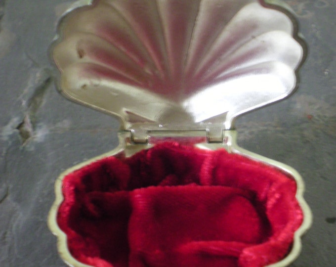 Vintage Clam Shell Silver Tone Metal.. Red Velvet Ring Box / Jewelry ...