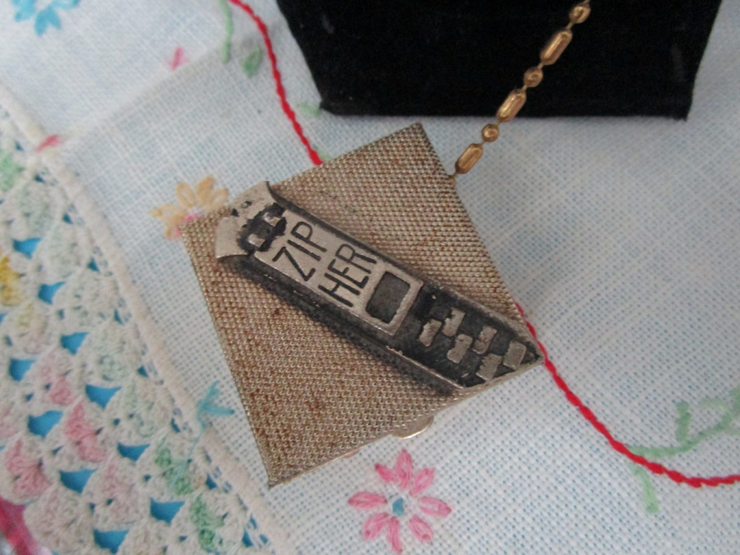 50's Gold Tone Compact Zip Her Can't Reach Your Zipper.. Just Hook and ...