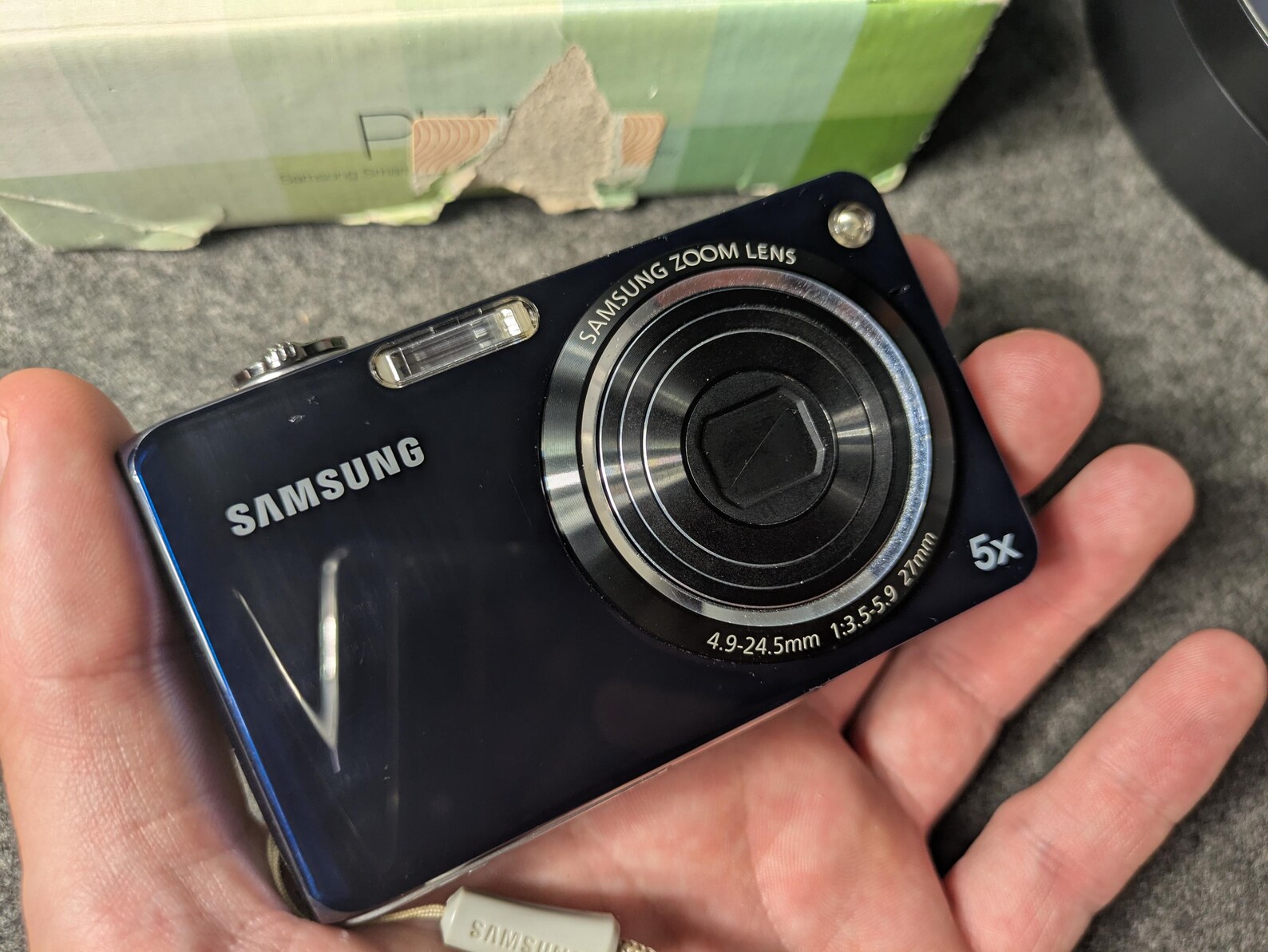 Samsung PL150 Dual Screen Digital Camera: 12MP Compact Point & Shoot ...