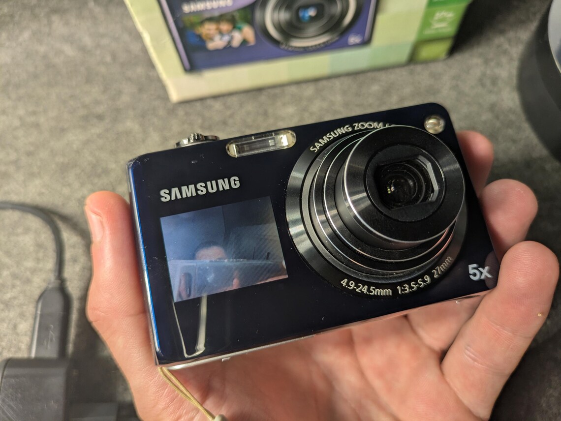 Samsung PL150 Dual Screen Digital Camera: 12MP Compact Point & Shoot ...