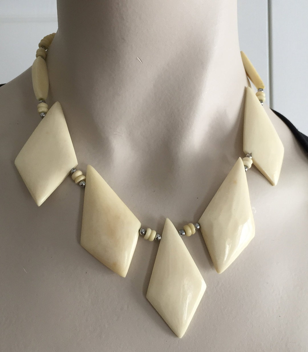 Collar vintage con forma de hueso de cometa, tribal, color crema, años ...